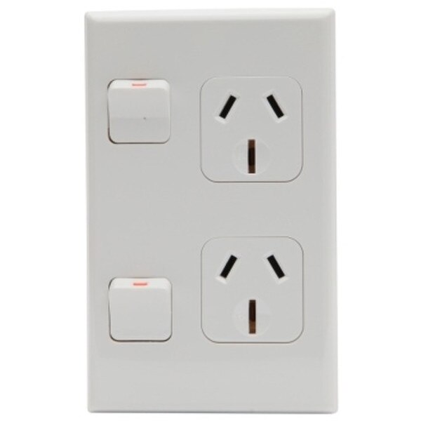 PDL PDL692/15WH Switched Socket 15A Double Vert White | SHOWTECHNIX